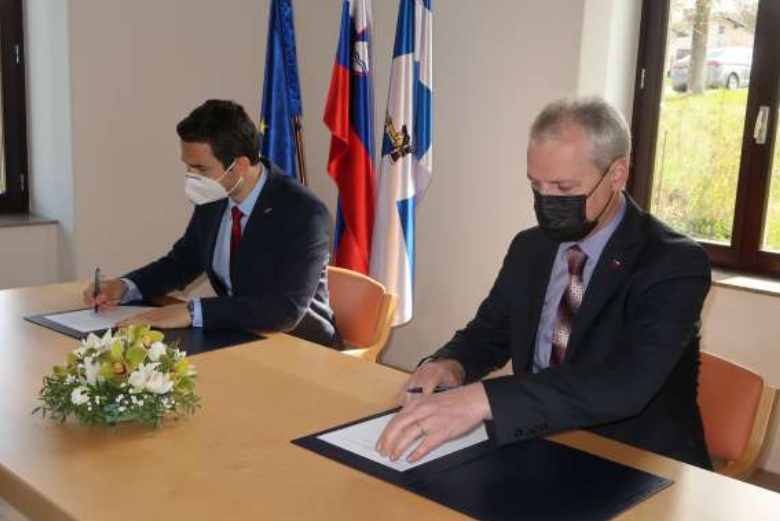 Milijon in pol evrov za nevladne organizacije na področju vojnih ...