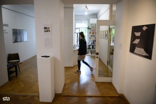 V Galeriji ZDSLU antropomorfne maske in kratki film Karla Vouka – Megafon