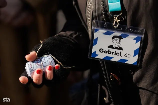 Goriška šverctura – potep s prepustnico, pred muzejem tihotapstva pa ...