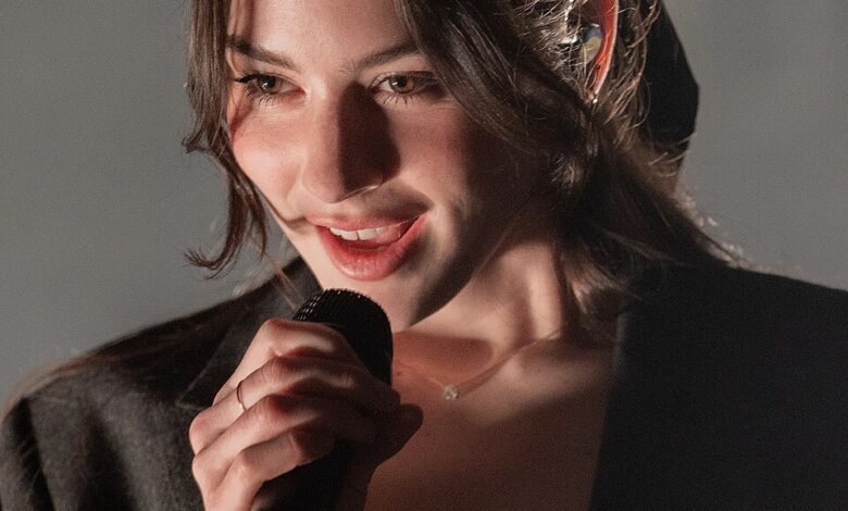 Ameriška pevka Gracie Abrams bo debitirala v filmu – Megafon